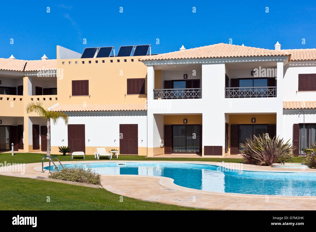 Apartment house swimming pool hi-res stock photography and images - Alamy