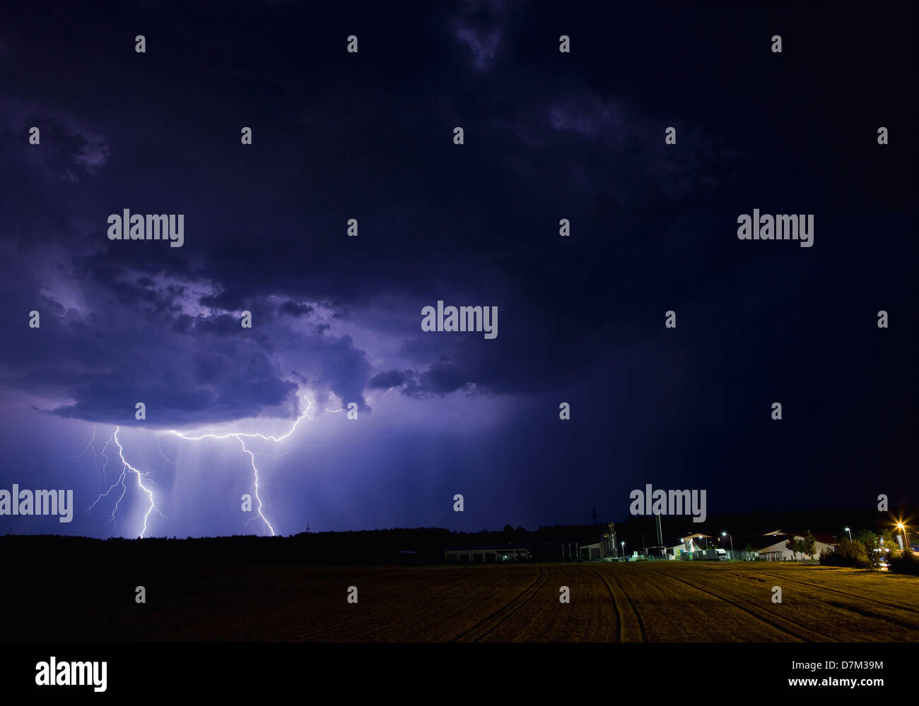 Flashes of lightning hi-res stock photography and images - Alamy