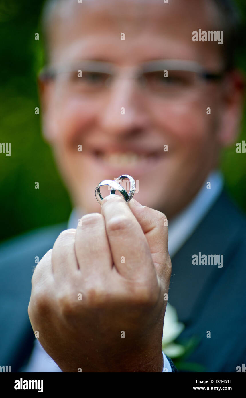 Best man rings hi-res stock photography and images - Alamy
