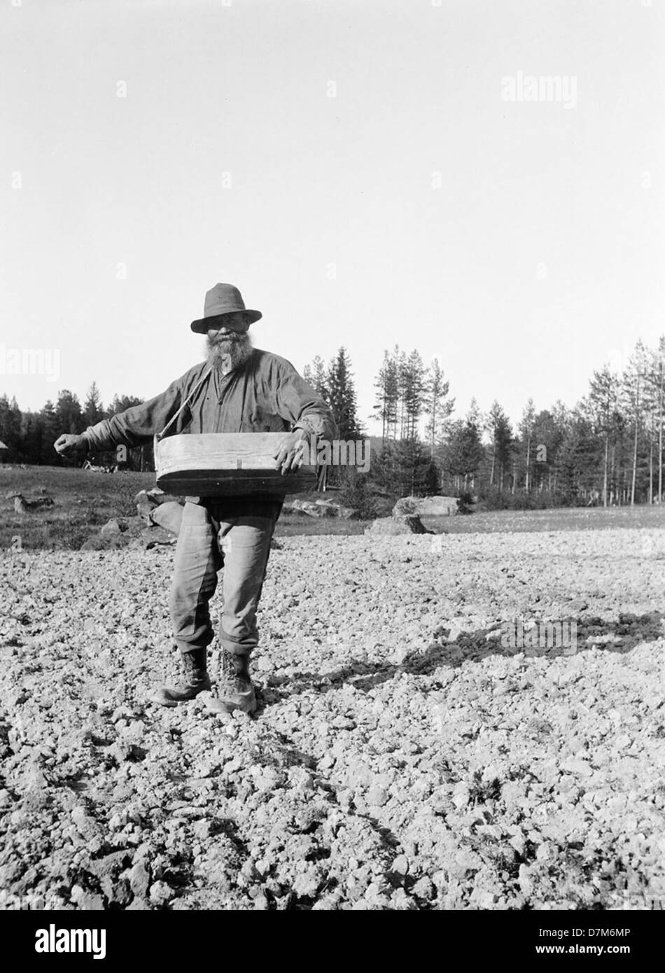This 1930s photograph captures Ollas Per Persson in Almo, Dalarna ...
