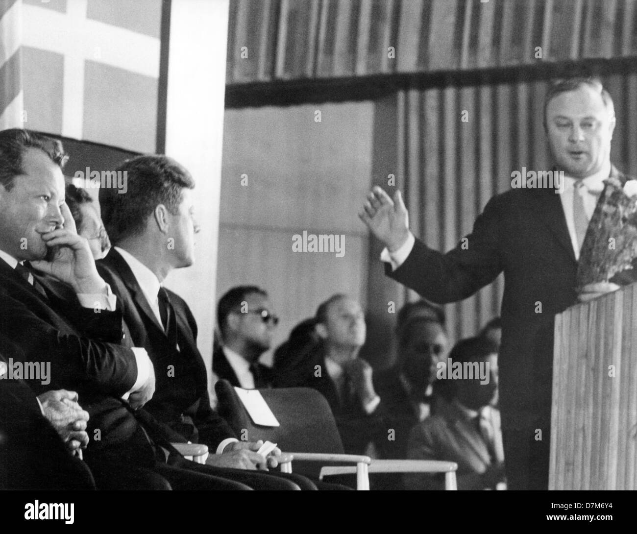 The federal minister Georg Leber (right) hands over a bunch of ...