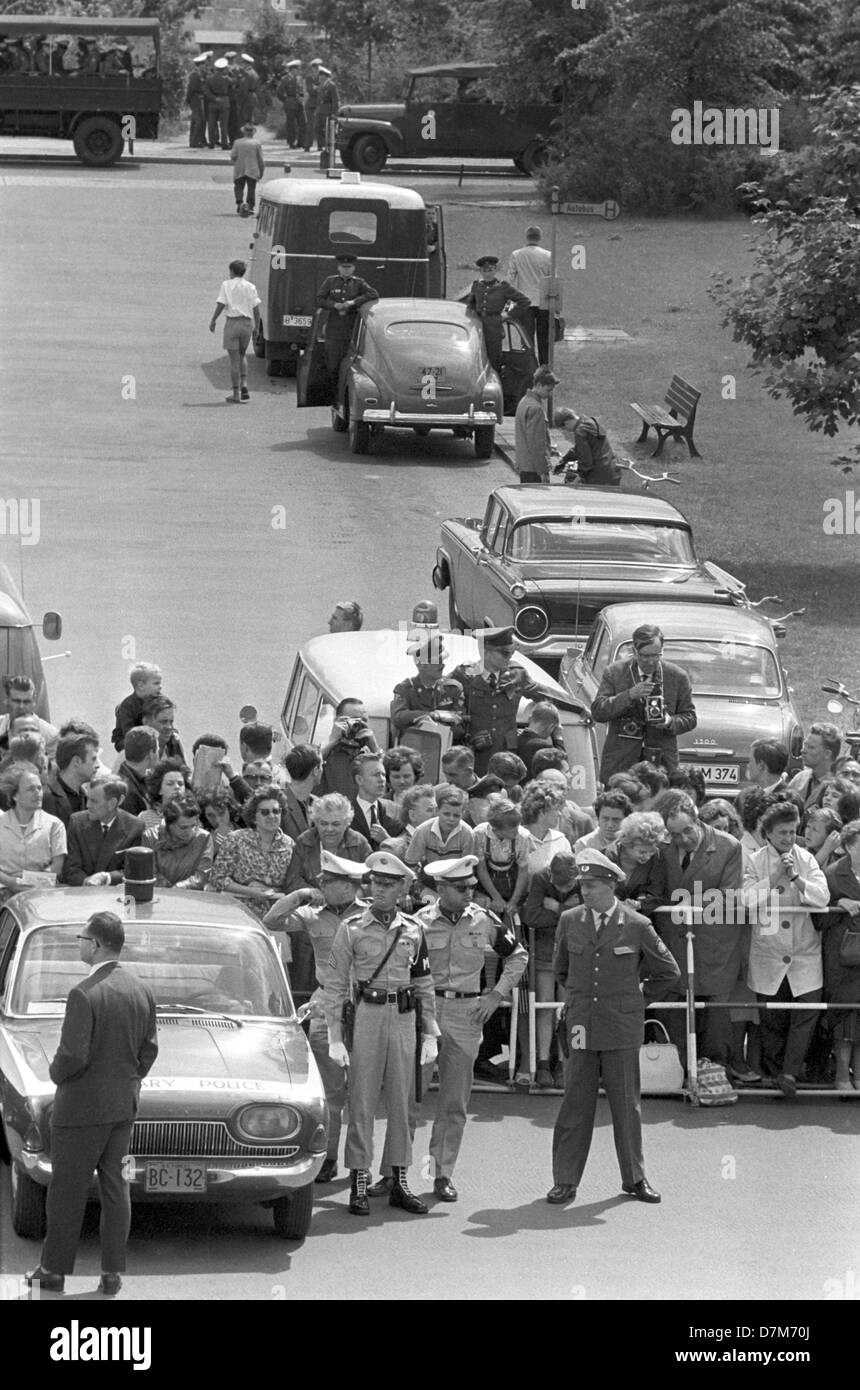 US president John F. Kennedy on 26 June 1963 in Berlin. Crowd waiting ...