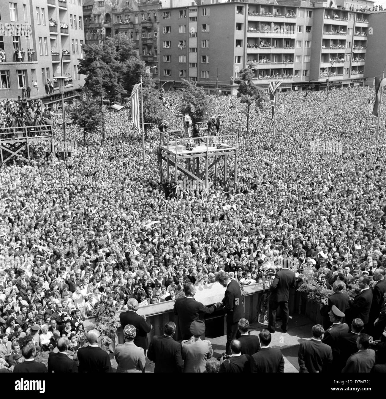 Jubilating crowd of people hi-res stock photography and images - Alamy