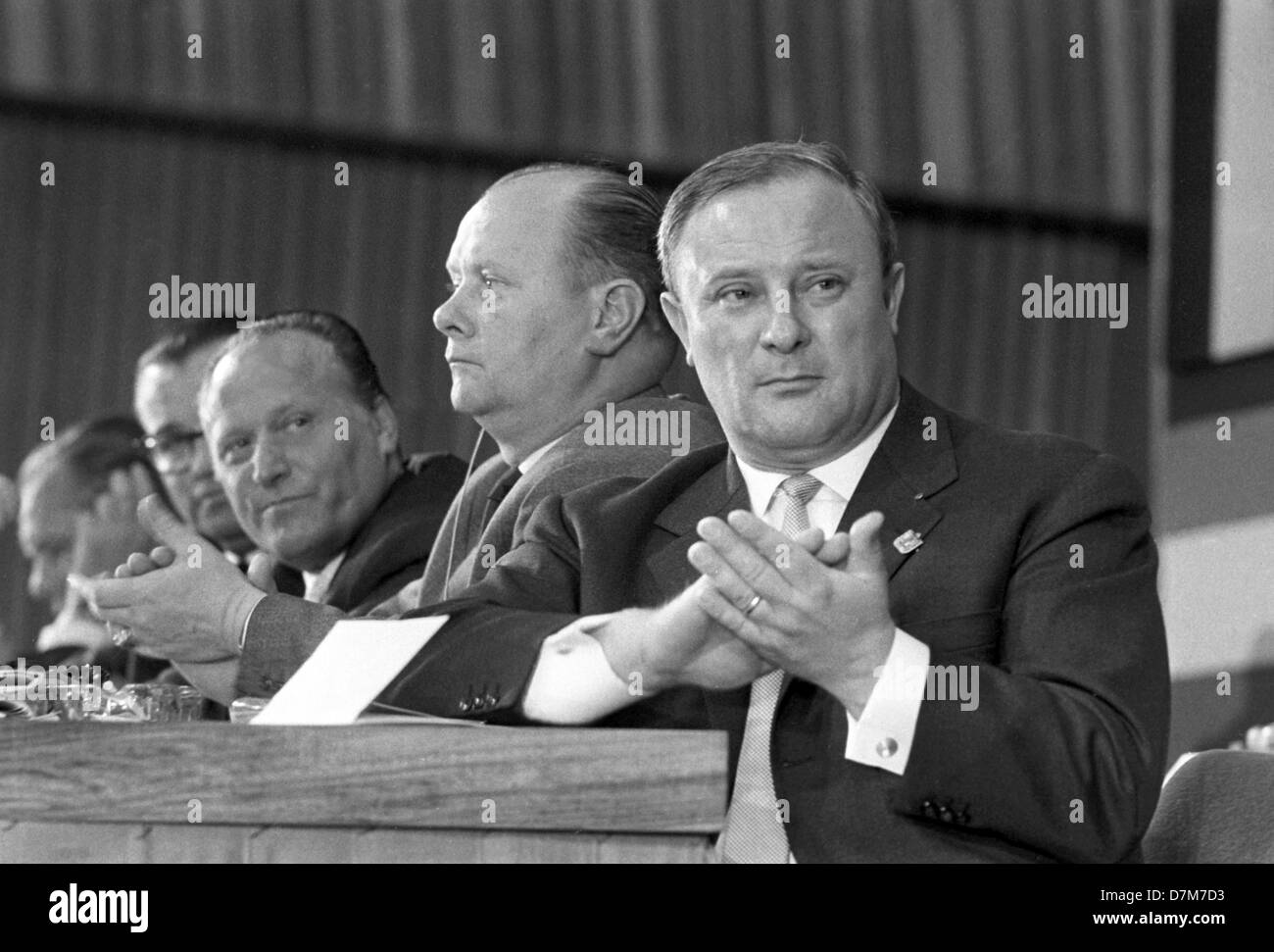 Union leader Georg Leber applauds US president John F. Kennedy who ...