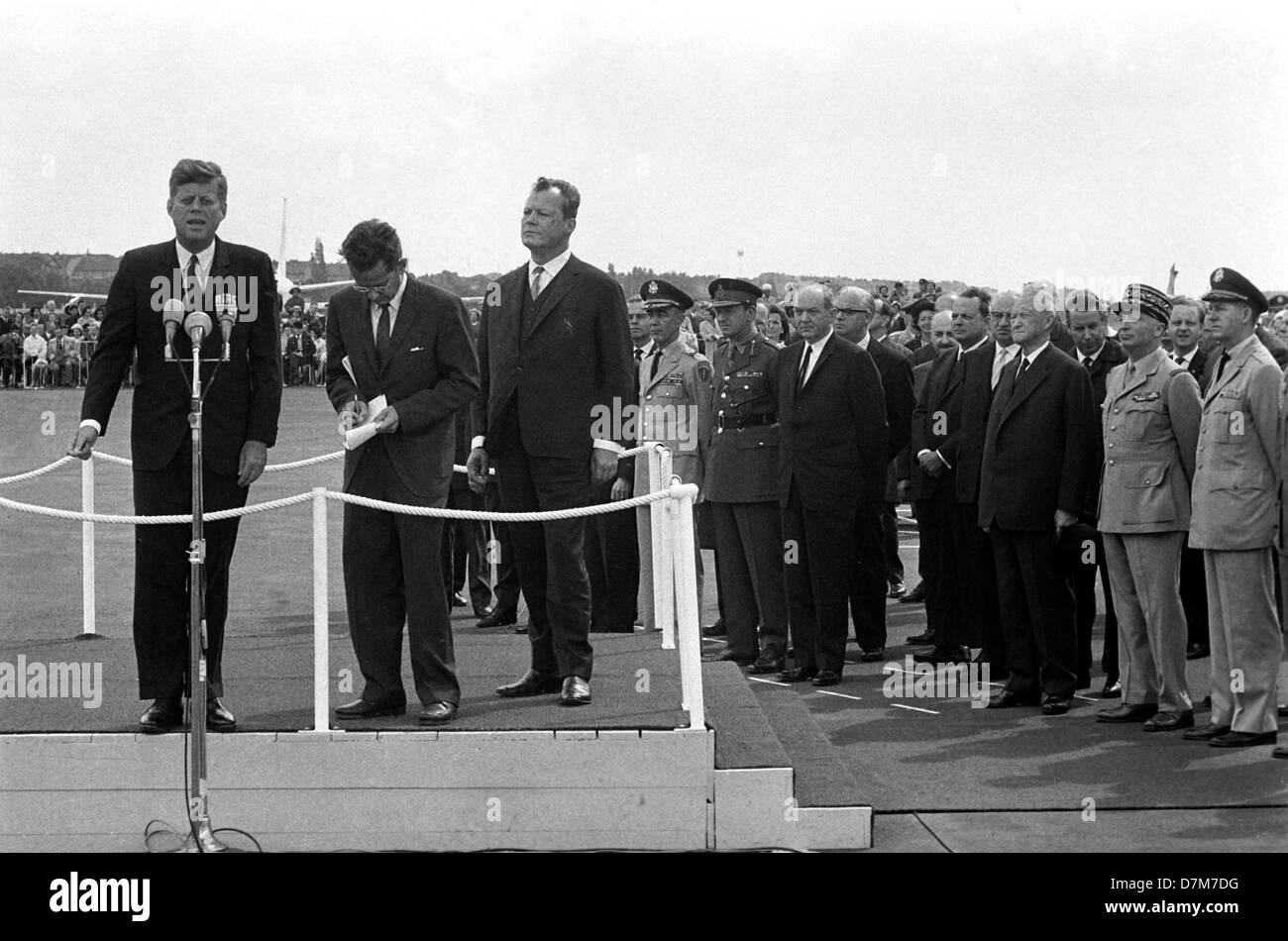 US president John F. Kennedy (l) after his arrival on the military ...