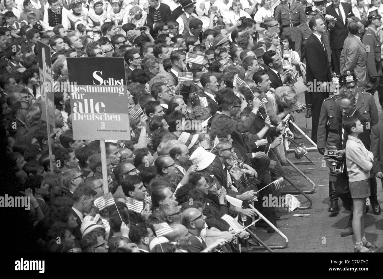 A large crowd waiting for the arrival of US president John F. Kennedy ...