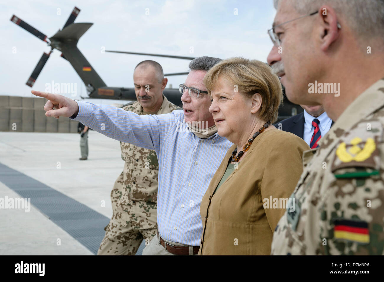 German Chancellor Angela Merkel and German Minister of Defence Thomas ...
