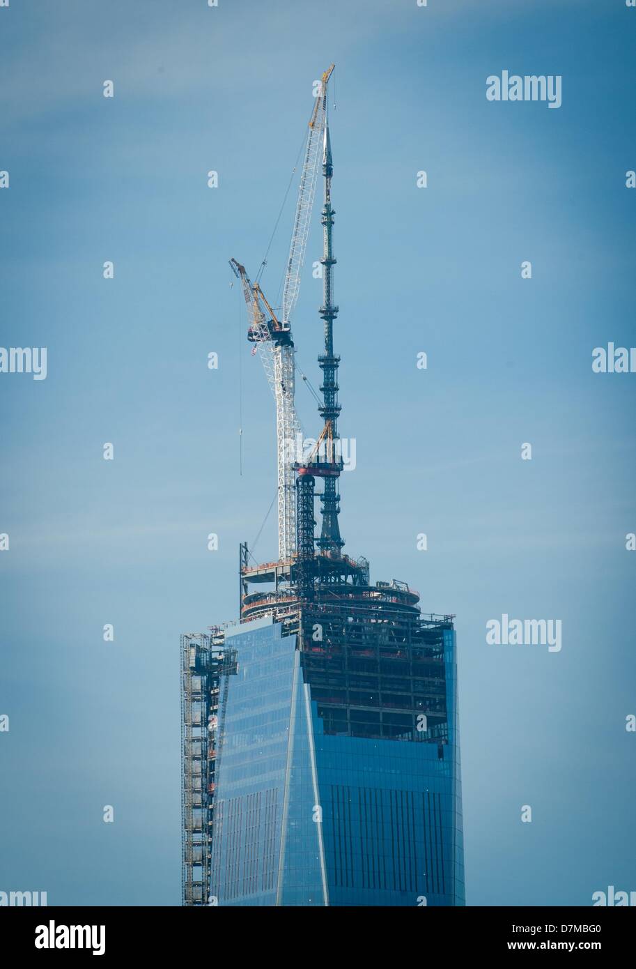 Manhattan, New York, USA. 10th May 2013. Construction crews set the ...