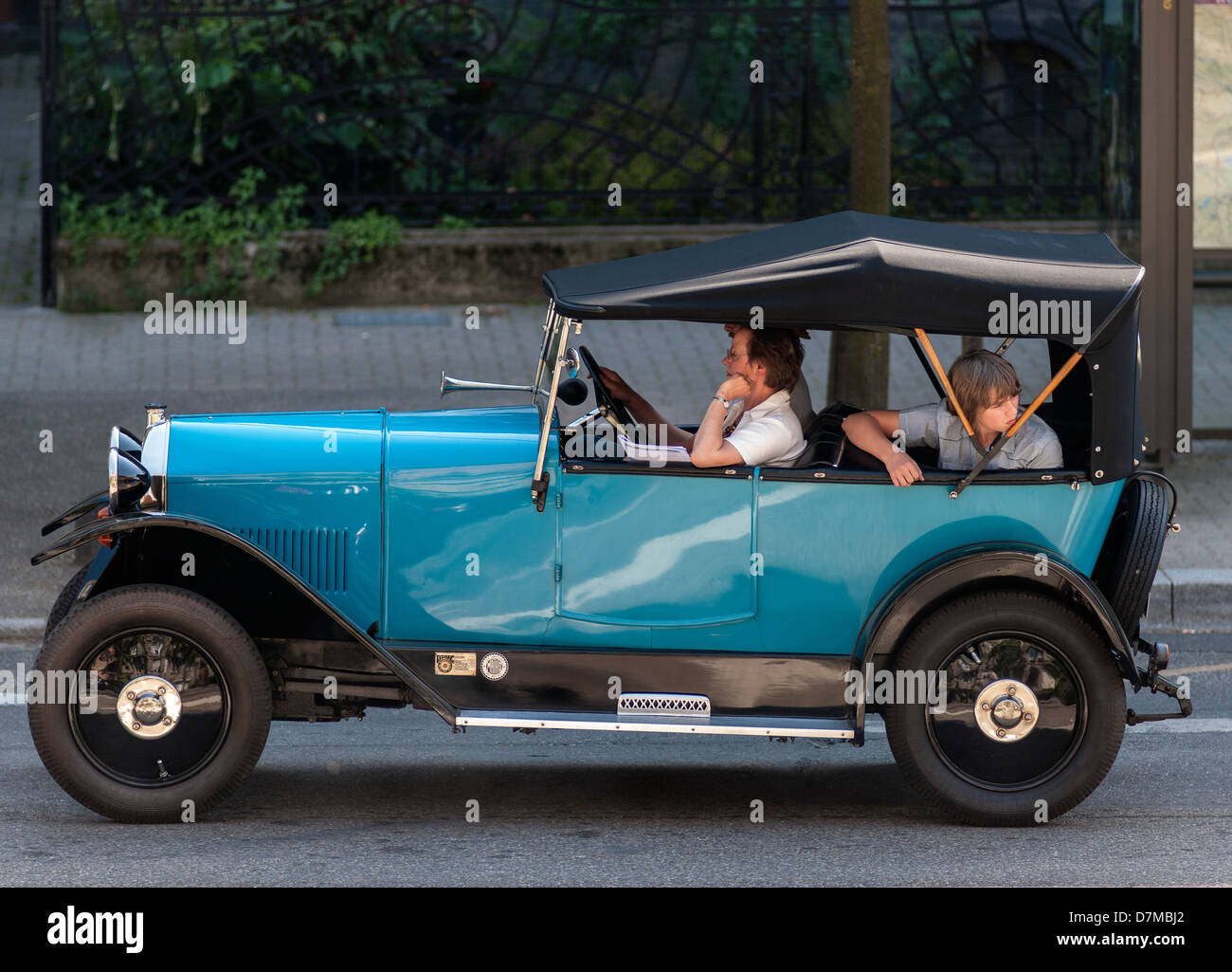 Family driving a 1924 convertible Mathis Torpedo PM French vintage car ...