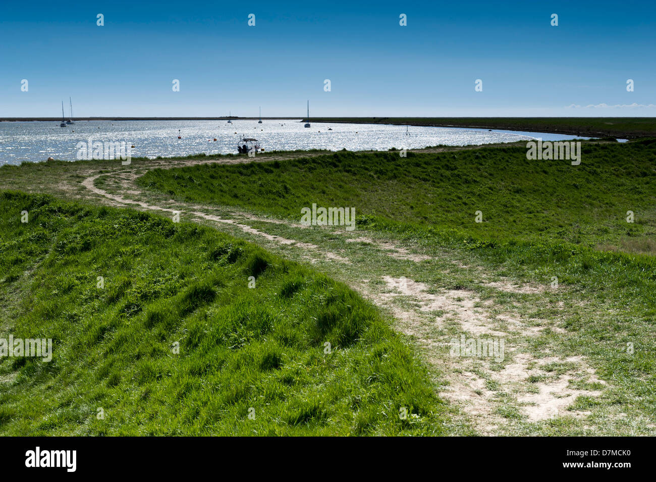 The flood defence wall on the banks of the Orford River in Suffolk ...