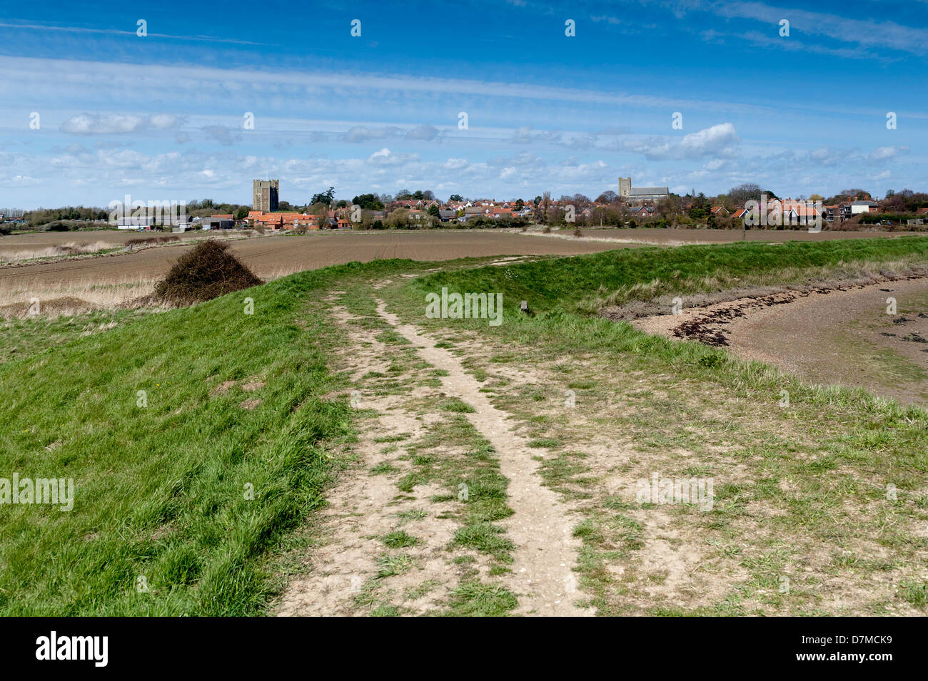 The flood defence wall on the banks of the Orford River in Suffolk ...