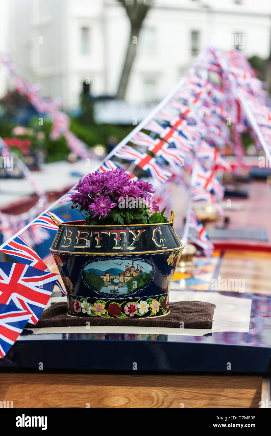 Traditional bargeware at the Canalway Cavalcade at Little Venice in ...