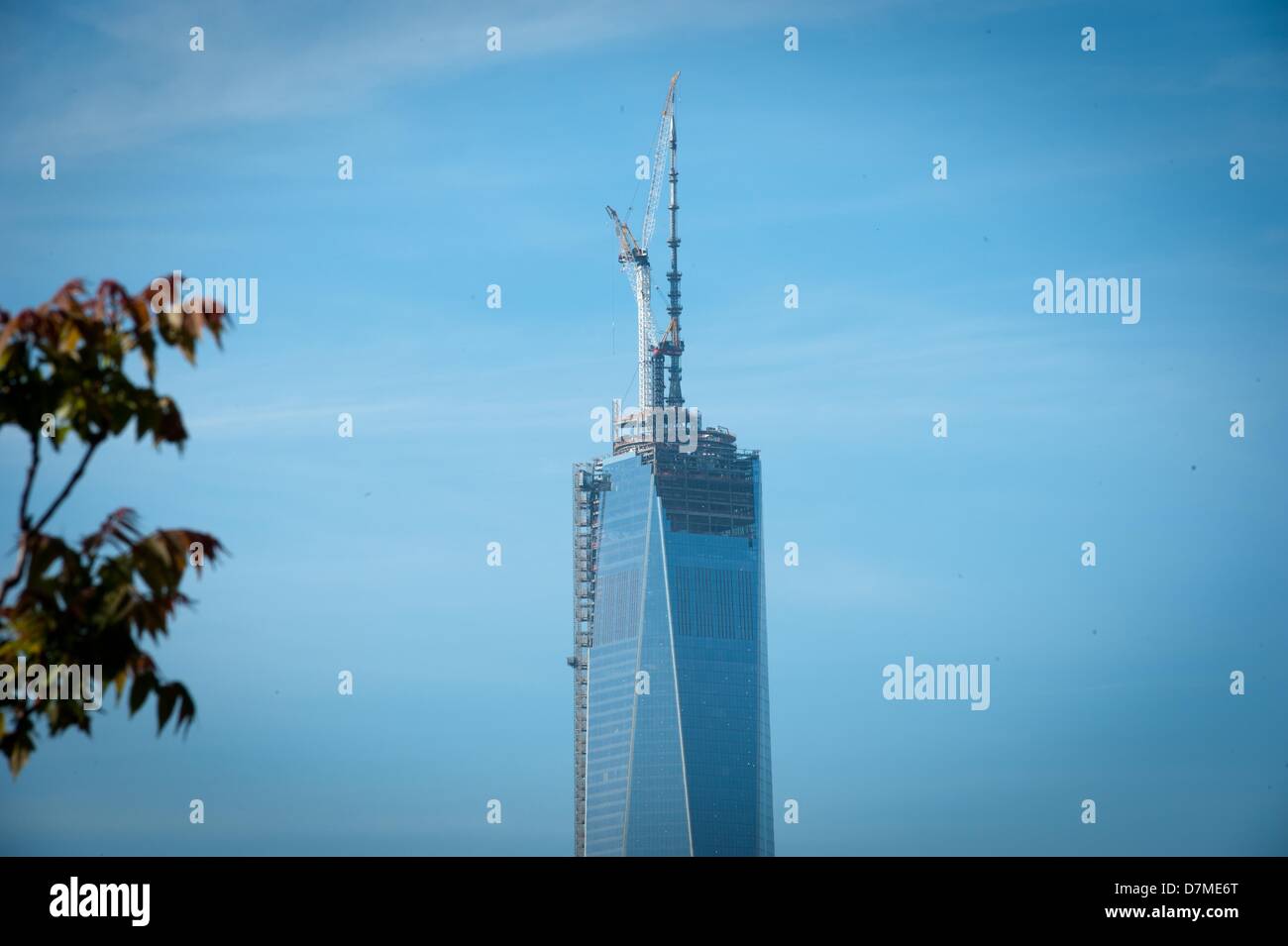 Manhattan, New York, USA. 10th May 2013. Construction crews set the ...