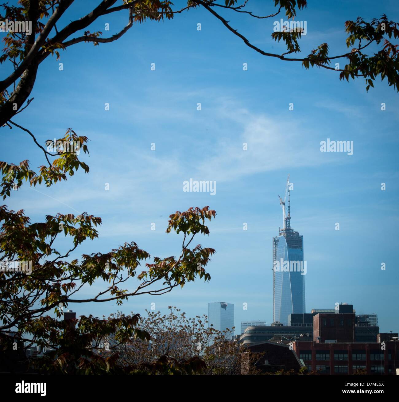 Manhattan, New York, USA. 10th May 2013. Construction crews set the ...