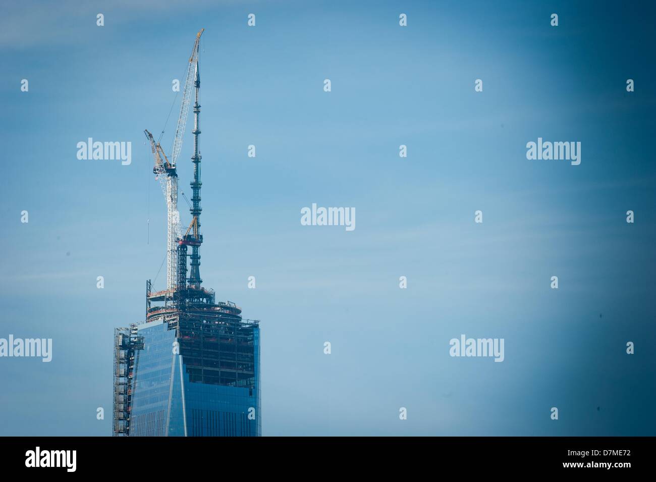 Manhattan, New York, USA. 10th May 2013. Construction crews set the ...