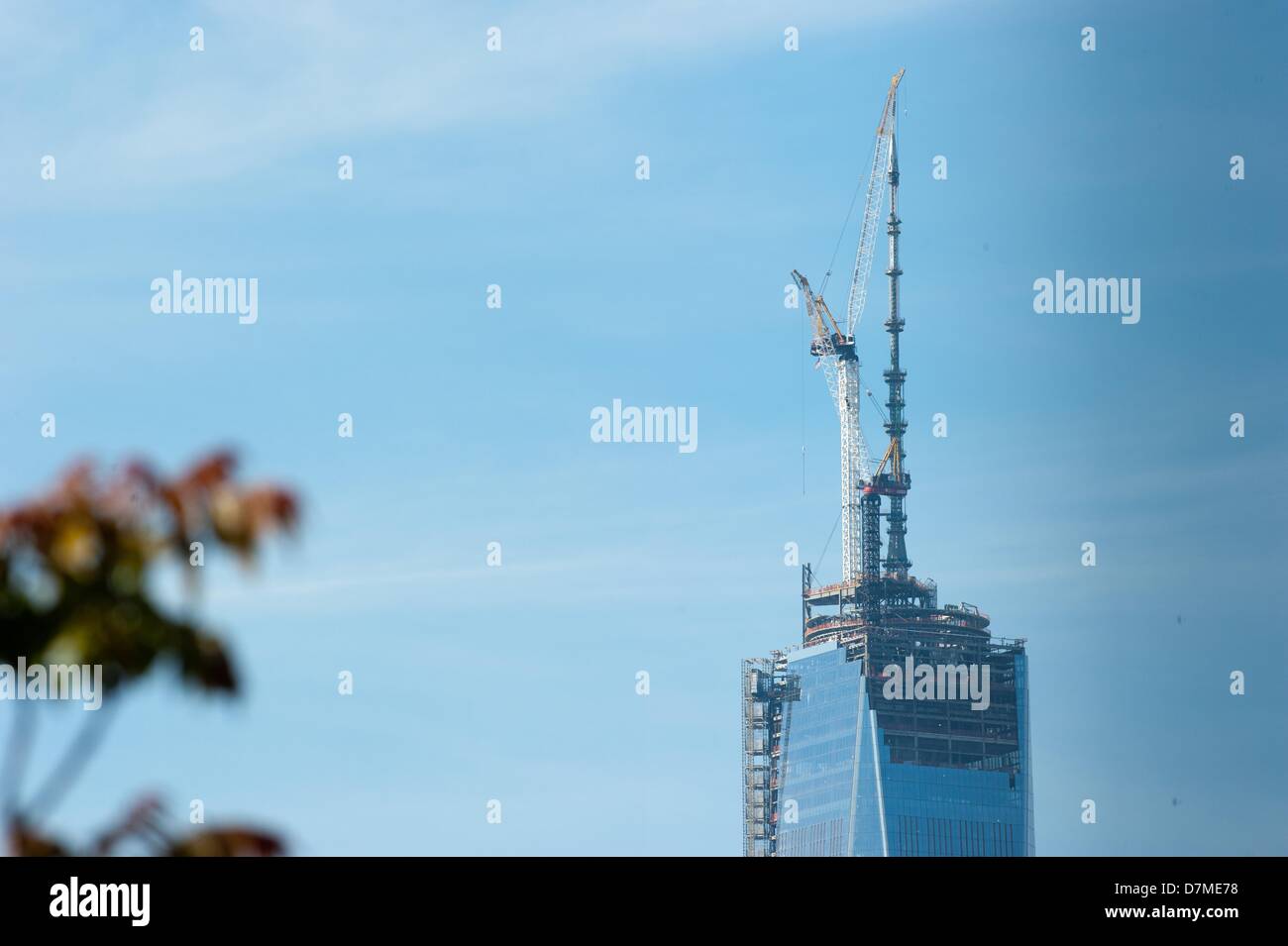 Manhattan, New York, USA. 10th May 2013. Construction crews set the ...