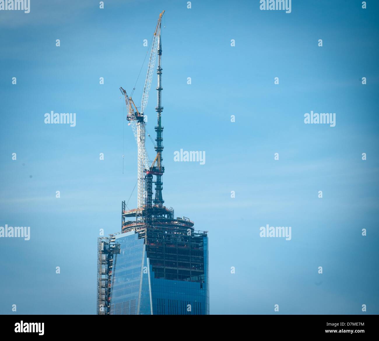 Manhattan, New York, USA. 10th May 2013. Construction crews set the ...