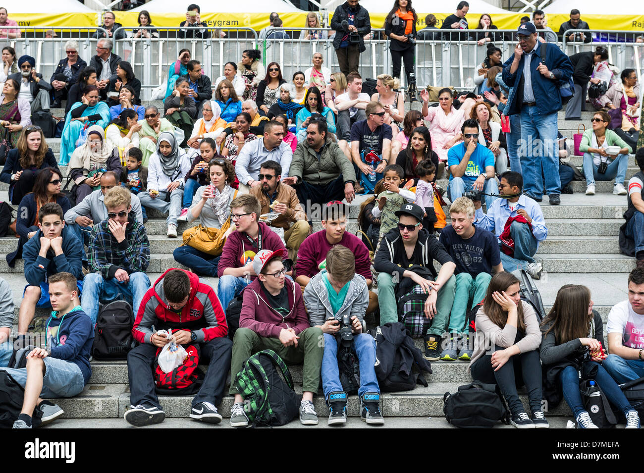 People sitting on the steps in Trafalgar Square Stock Photo - Alamy