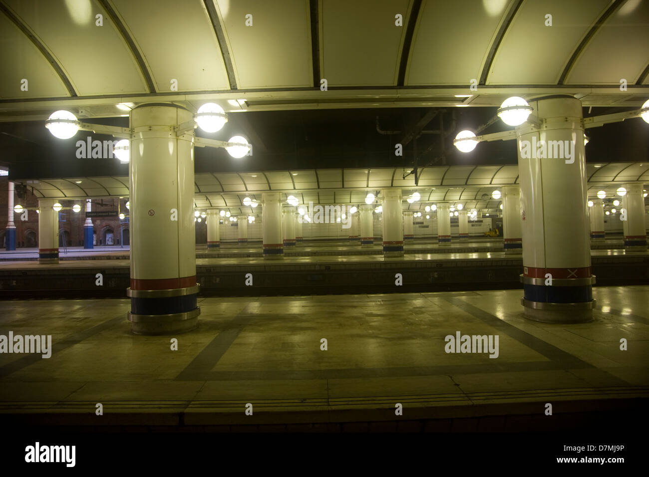 Platform lights, Liverpool Street railway station, London, England ...