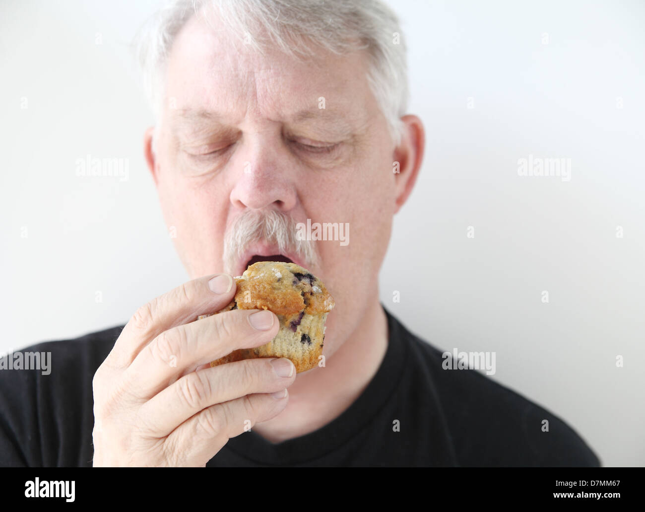 man eats a fruit muffin Stock Photo - Alamy