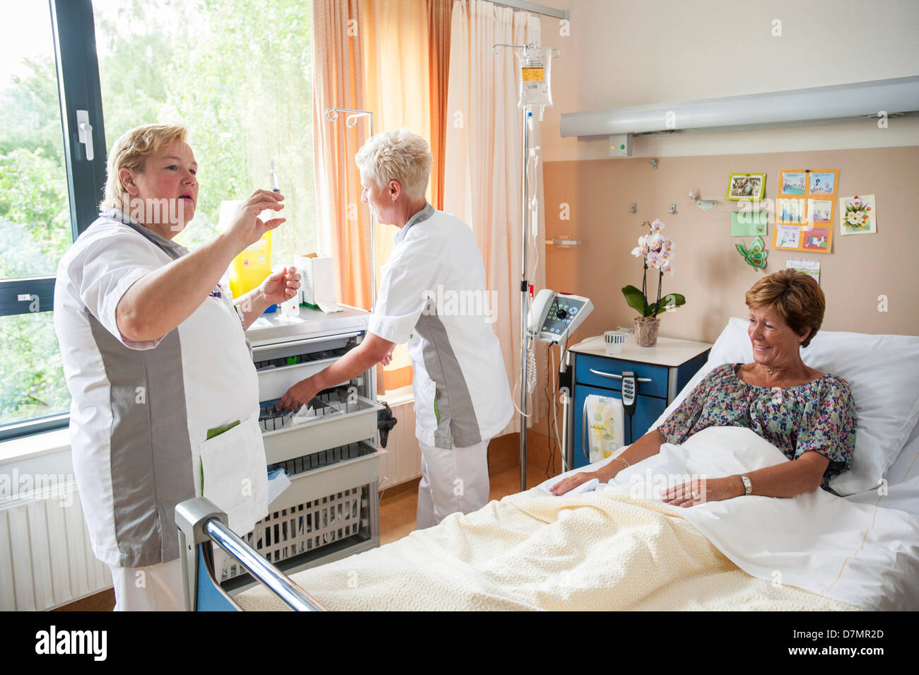 Nurses preparing medication Stock Photo - Alamy