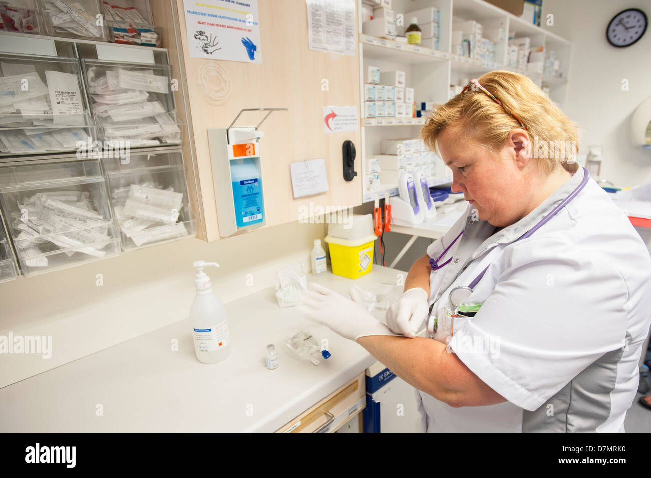 Nurse preparing drugs Stock Photo - Alamy