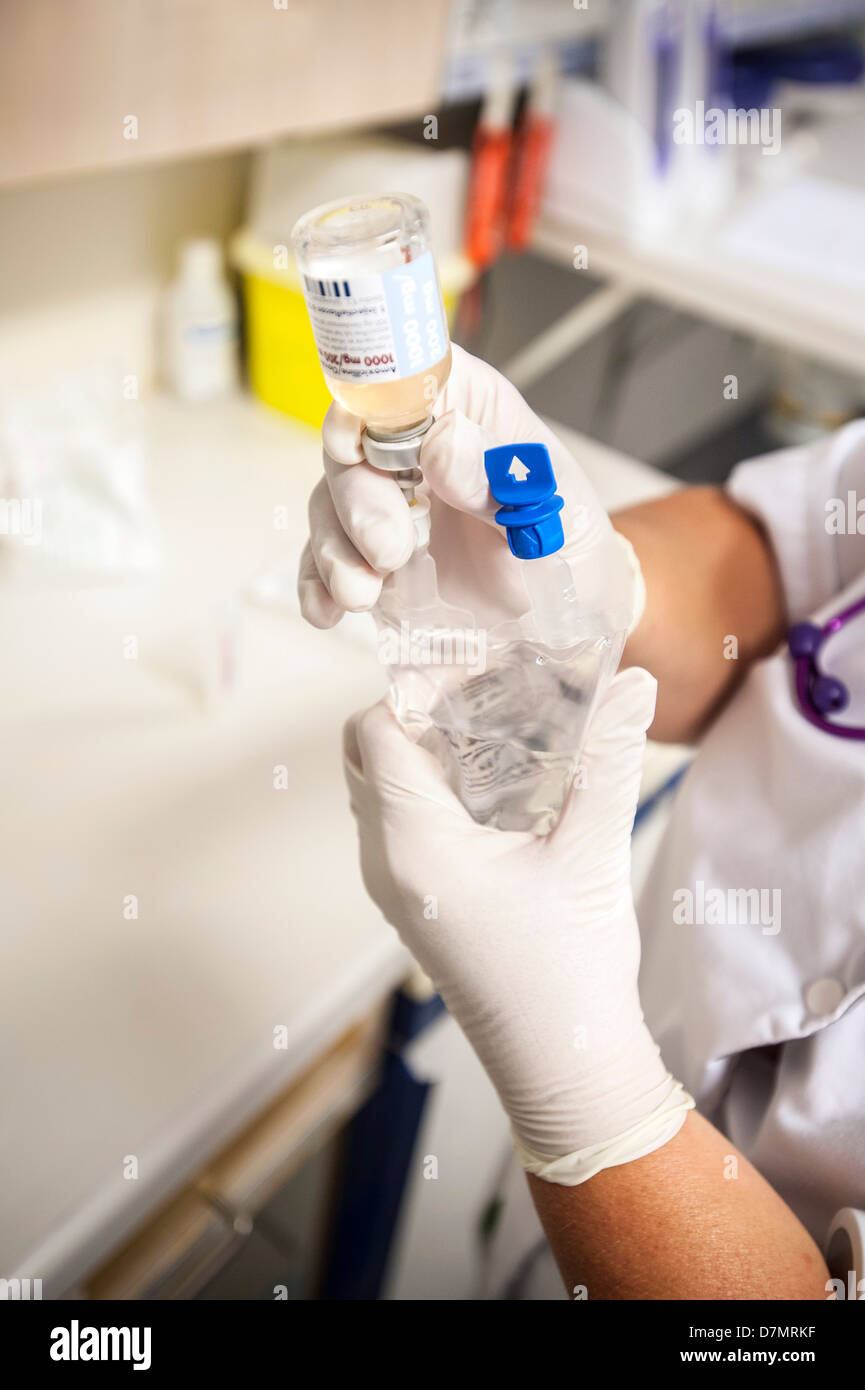 Nurse preparing drugs Stock Photo - Alamy