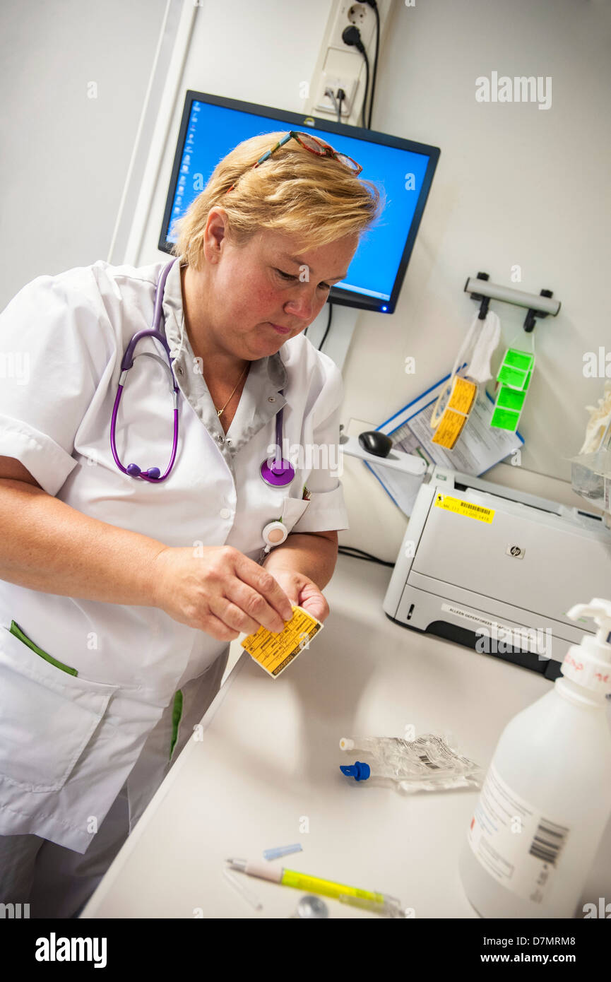 Nurse preparing drugs Stock Photo - Alamy