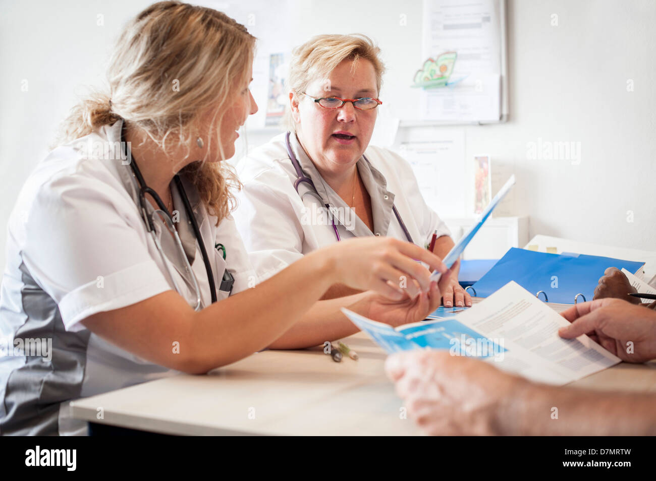 Hospital nursing meeting Stock Photo - Alamy