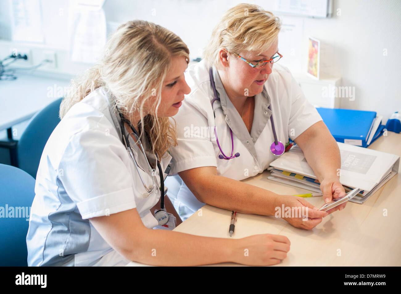 Hospital nursing meeting Stock Photo - Alamy