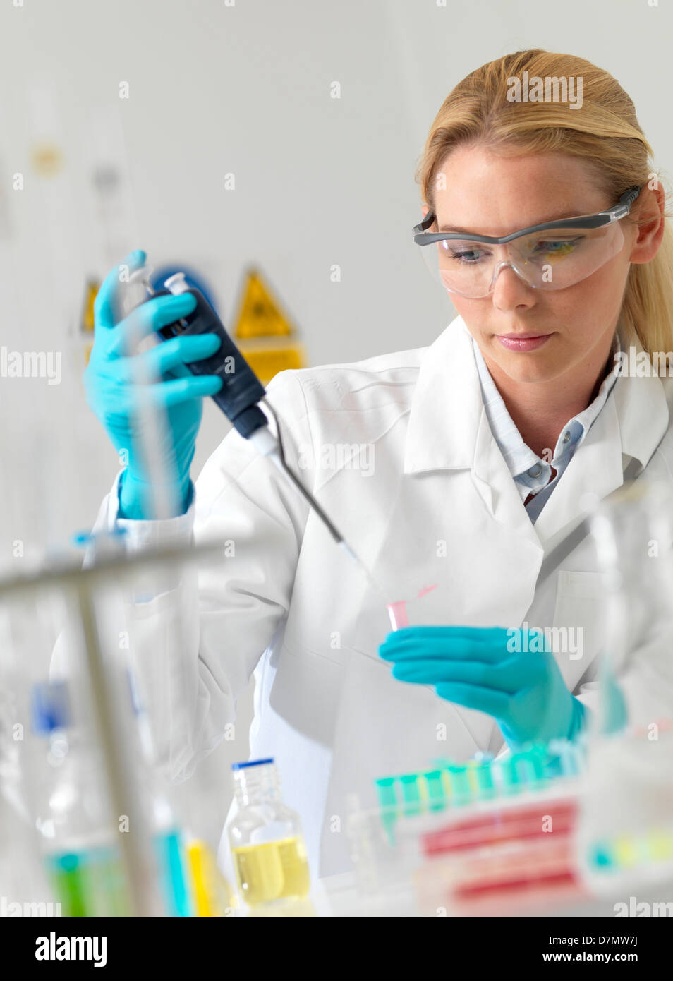 Pipetting liquid hi-res stock photography and images - Alamy