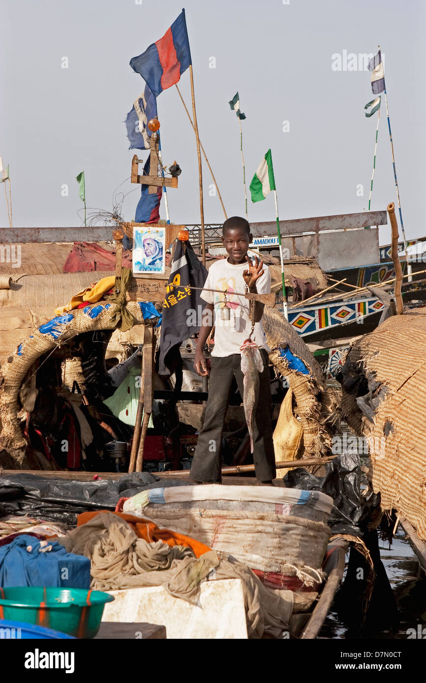 Boat selling fish hi-res stock photography and images - Alamy