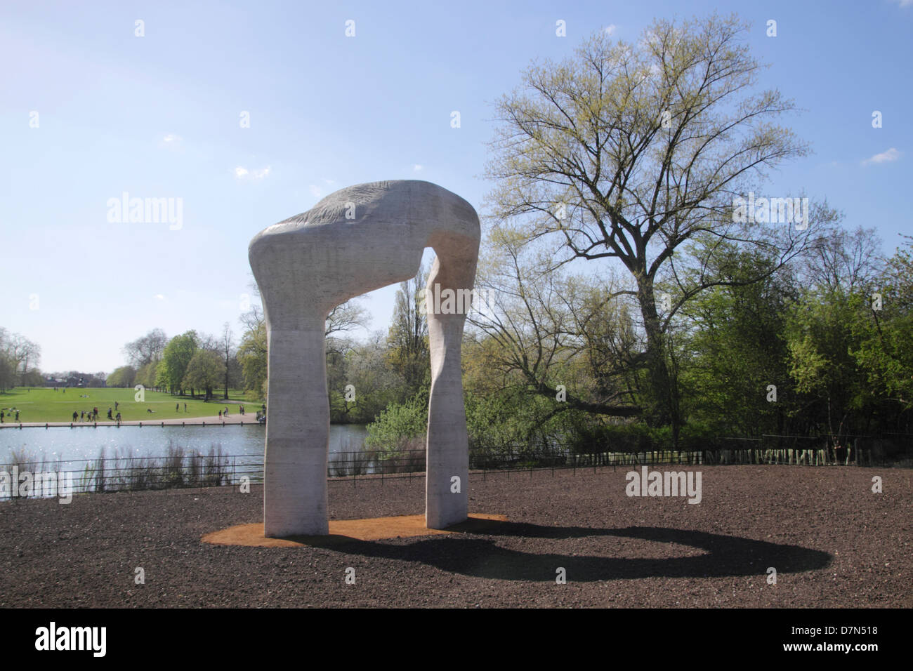 Henry moore sculpture london hi-res stock photography and images - Alamy