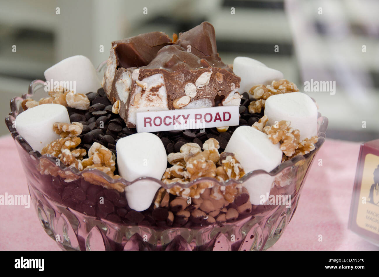 Michigan, Mackinac Island. Popular island fudge shop, Mackinac Island ...