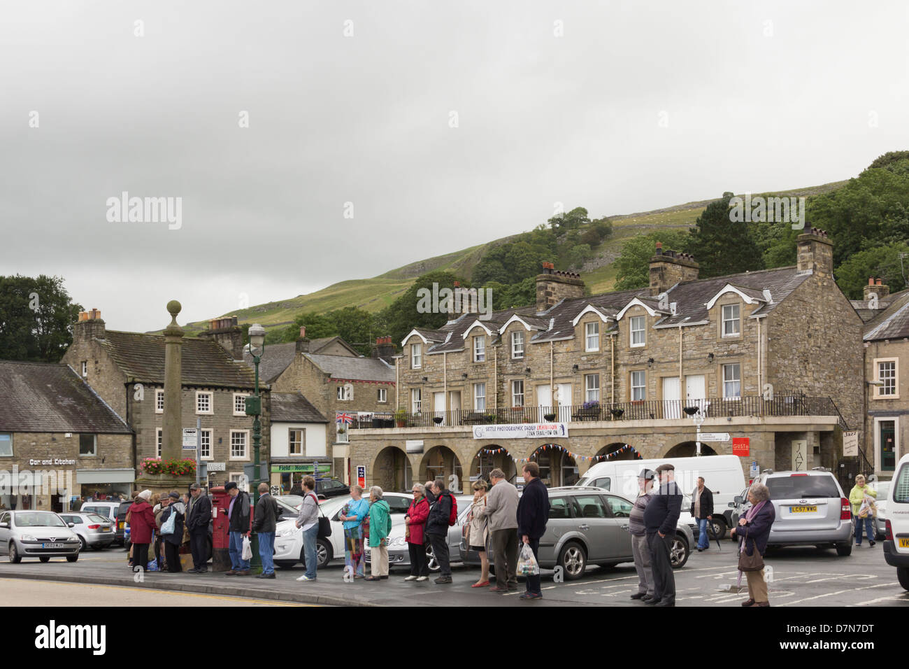 Queue of people at bus stop hi-res stock photography and images - Alamy
