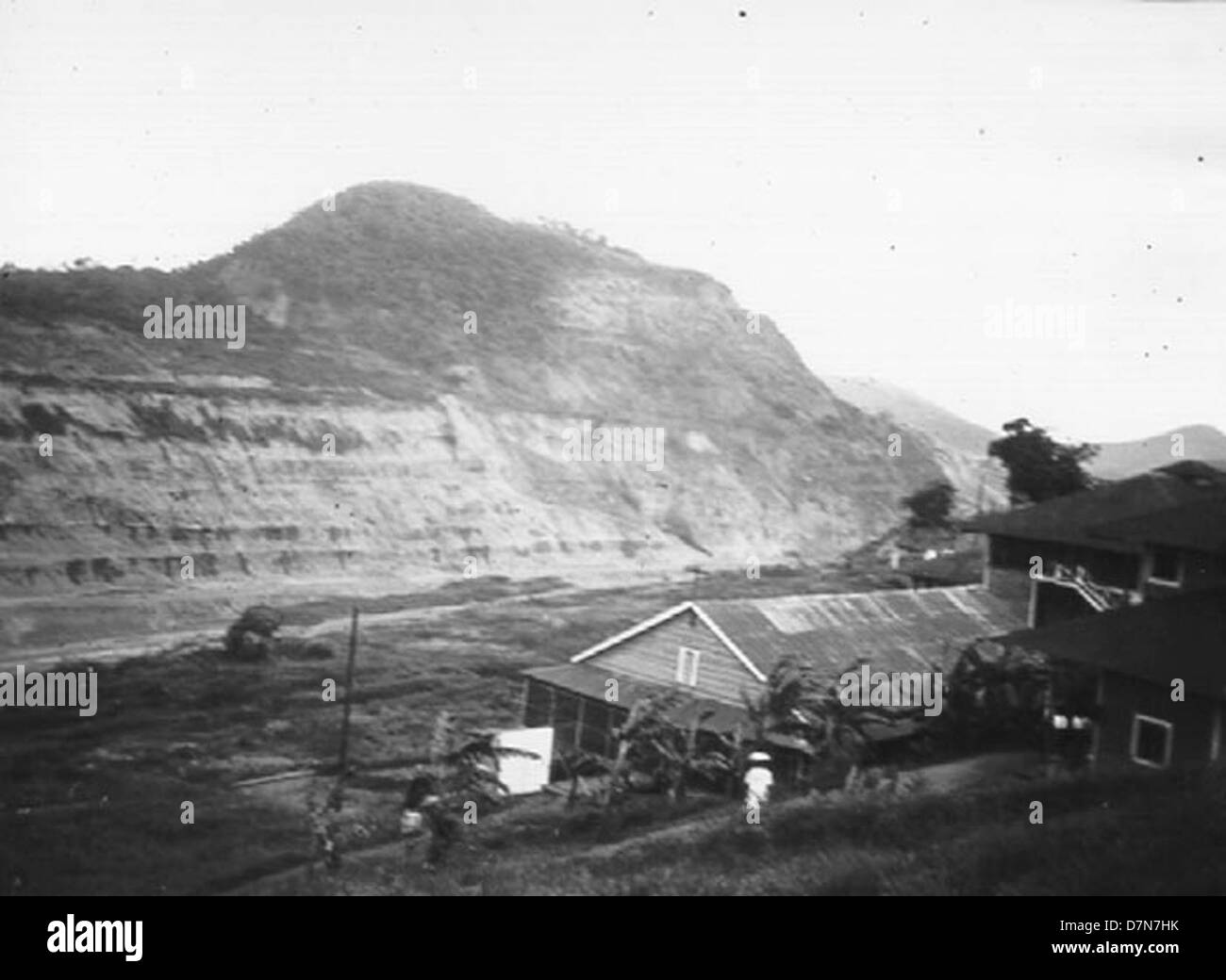 This photograph shows the construction of a building at Culebra Cut ...