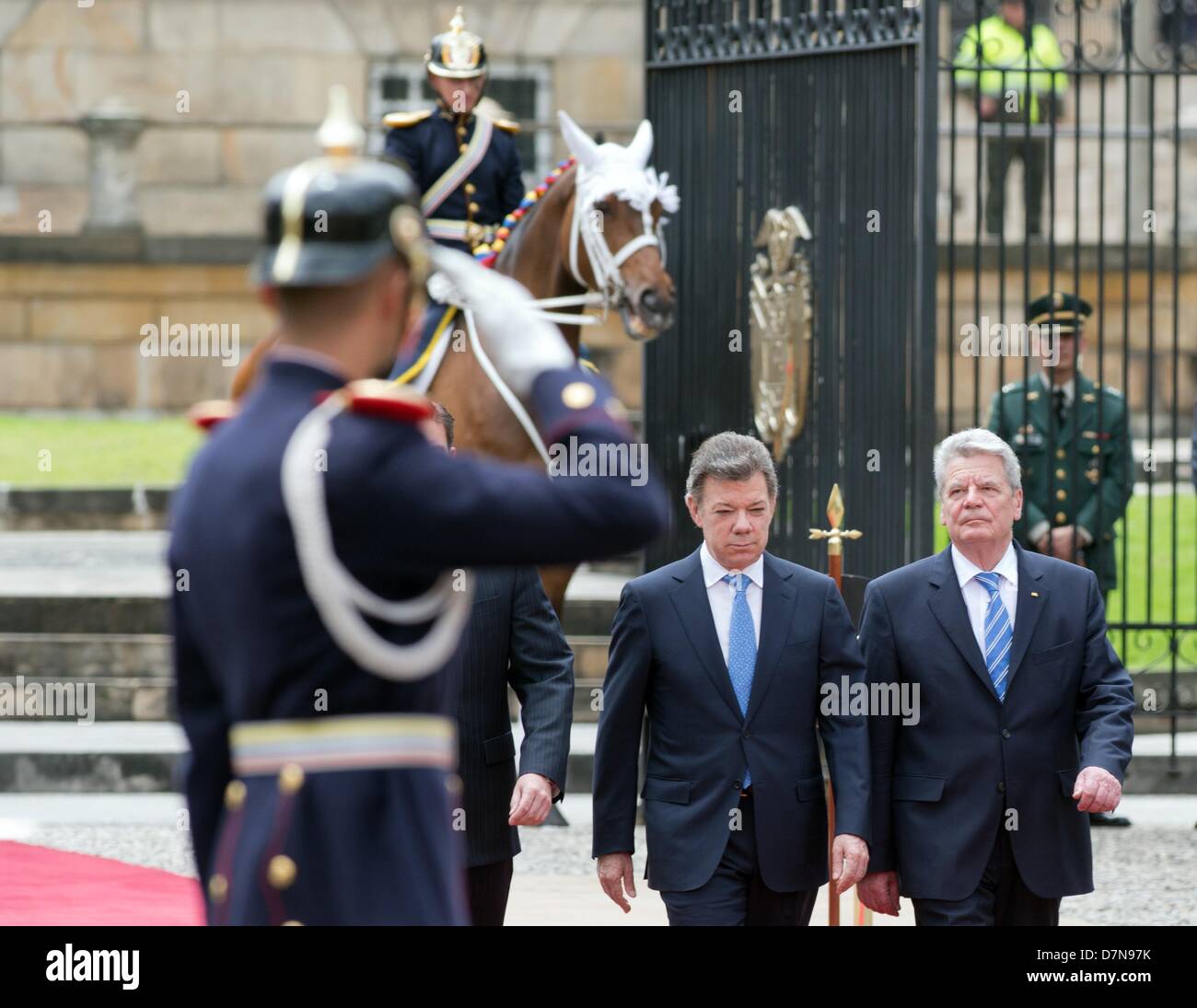 Bundespräsident Joachim Gauck (r) wird am 10.05.2013 in Bogota ...