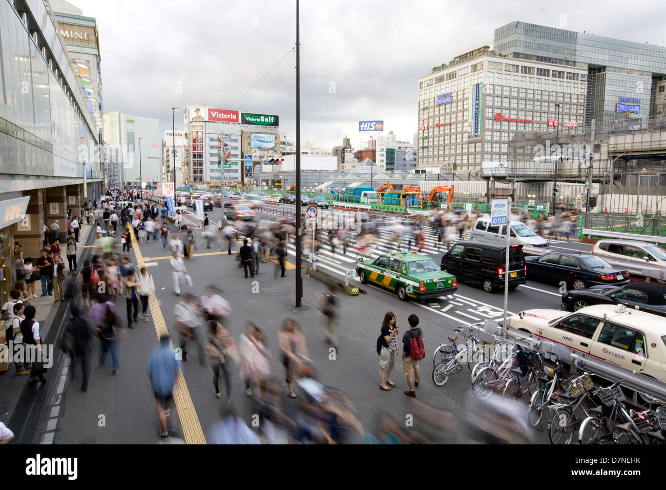 Tokyo train station crowds rush hi-res stock photography and images - Alamy