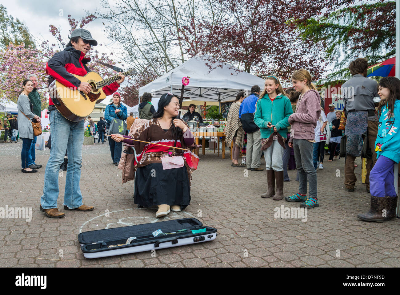 Buskers at the Saturday Market, Salt Spring Island, British Columbia ...