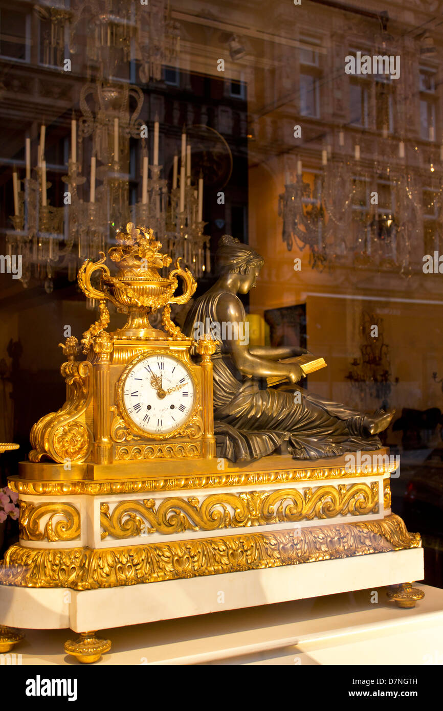 Antique clock shop hi-res stock photography and images - Alamy