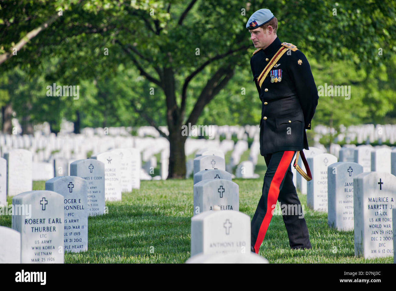 Us visit cemetery wreath uniform hi-res stock photography and images ...