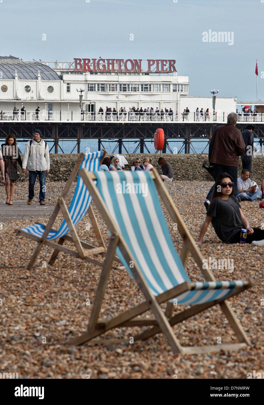 BRIGHTON BEACH WITH DECKCHAIRS AND PIER ON SUNNY DAY, SUSSEX, UK Stock ...