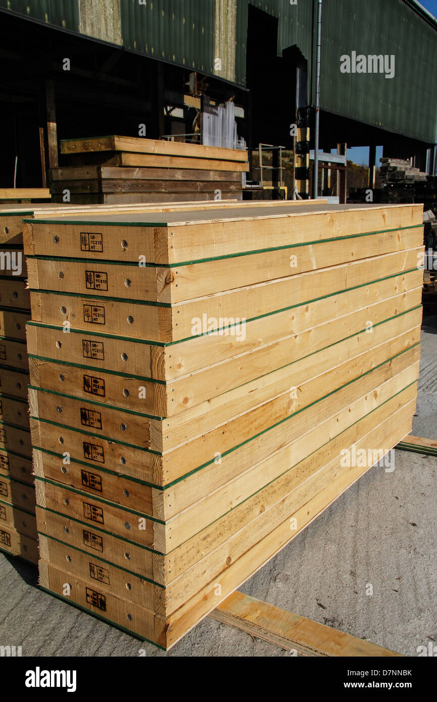 Heat treated container bulkhead boards hi-res stock photography and ...