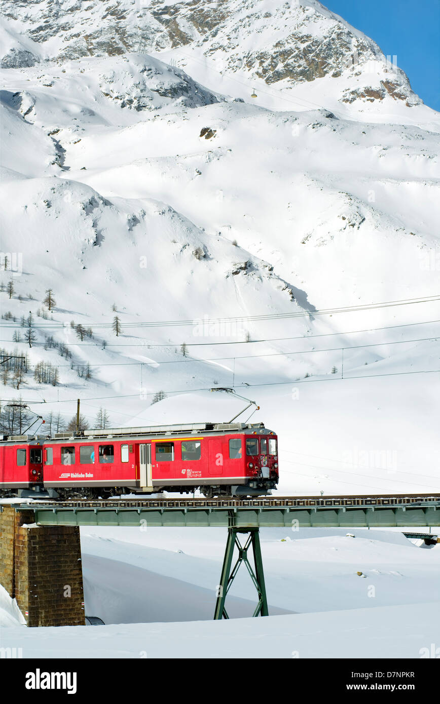 Mountain train at Lago Bianco Bernina Pass in Winter, Grisons ...