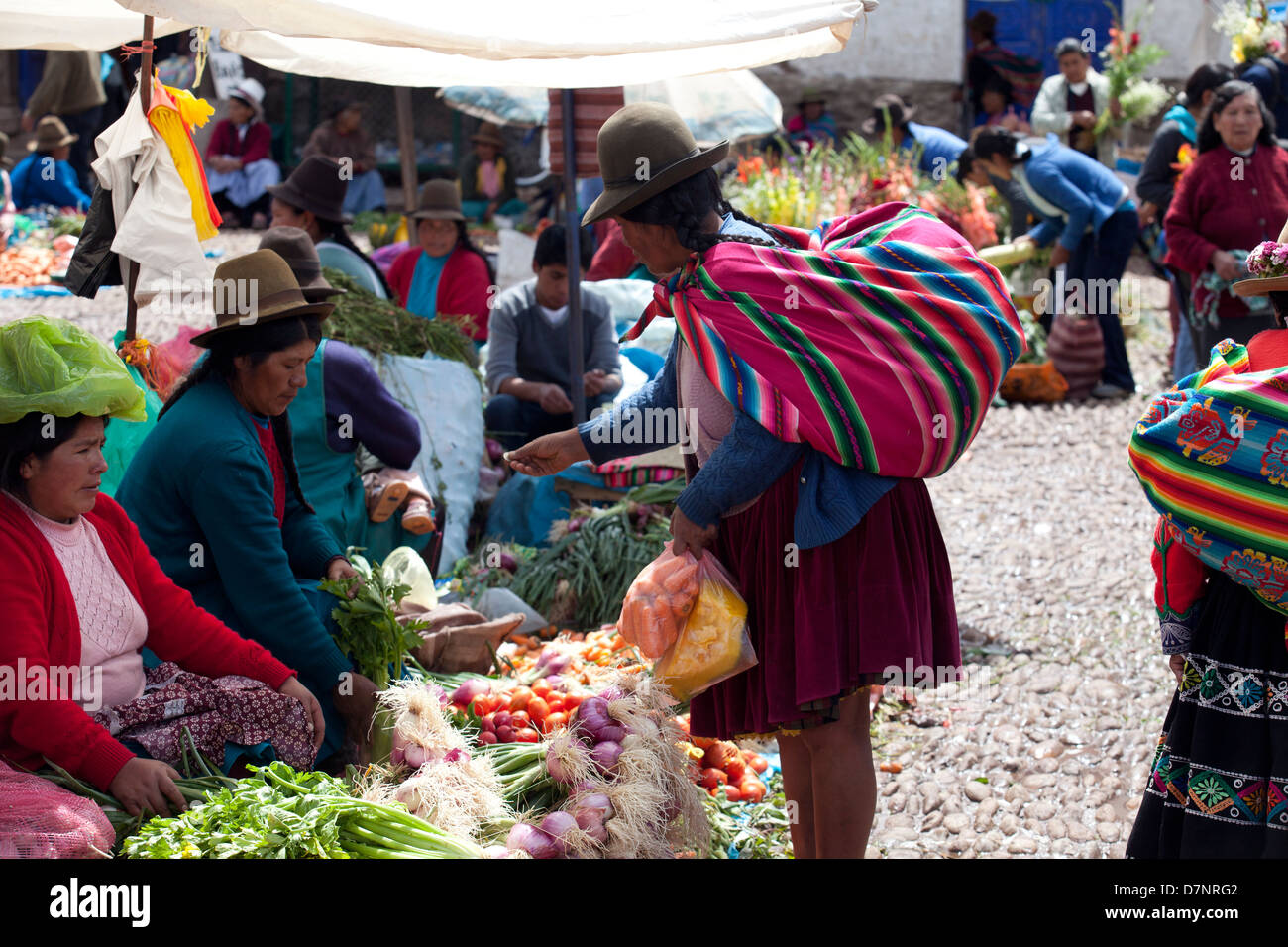 Quechua women hi-res stock photography and images - Alamy