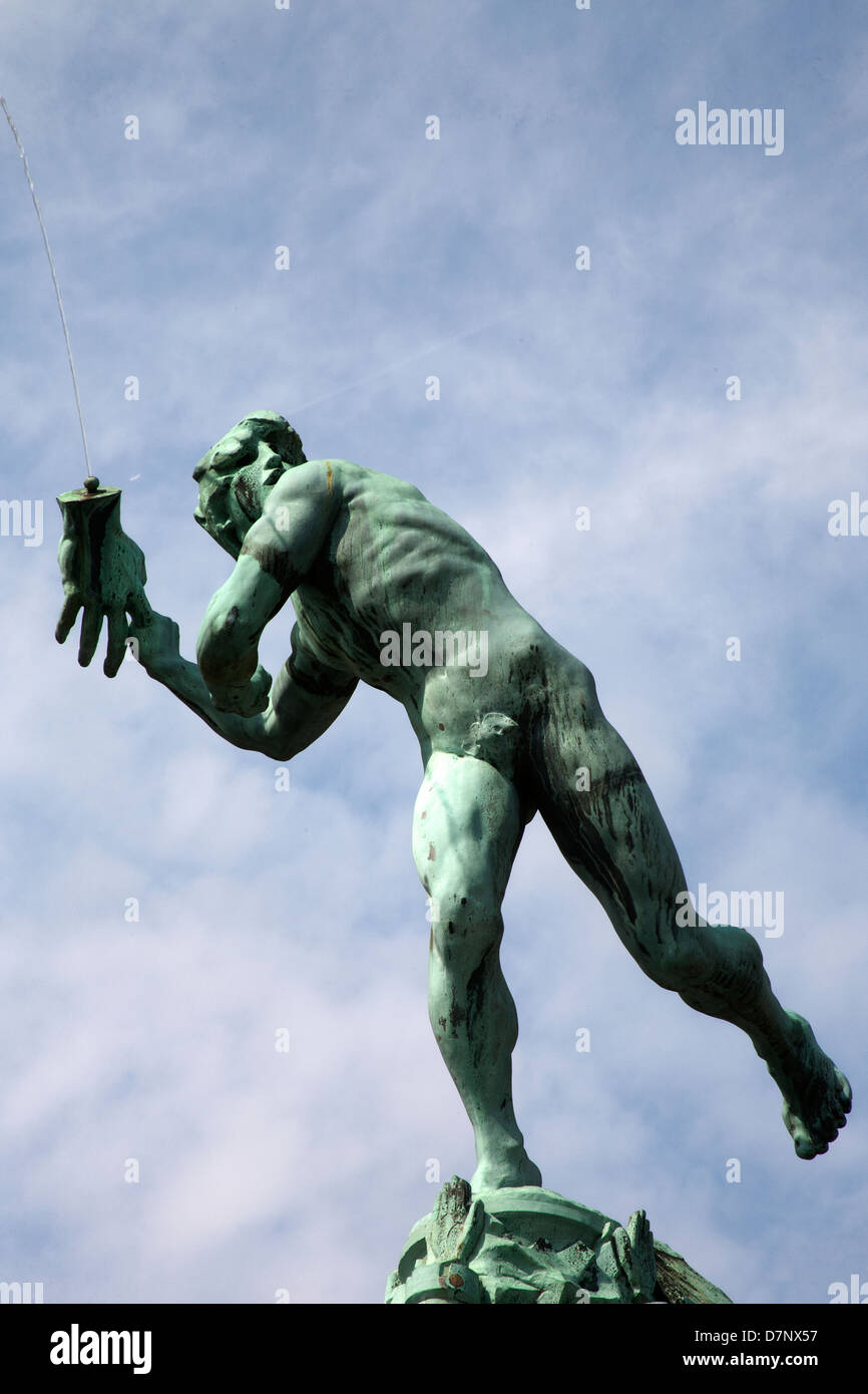 Statue of Brabo throwing the hand of the giant Antigoon on the Grote ...