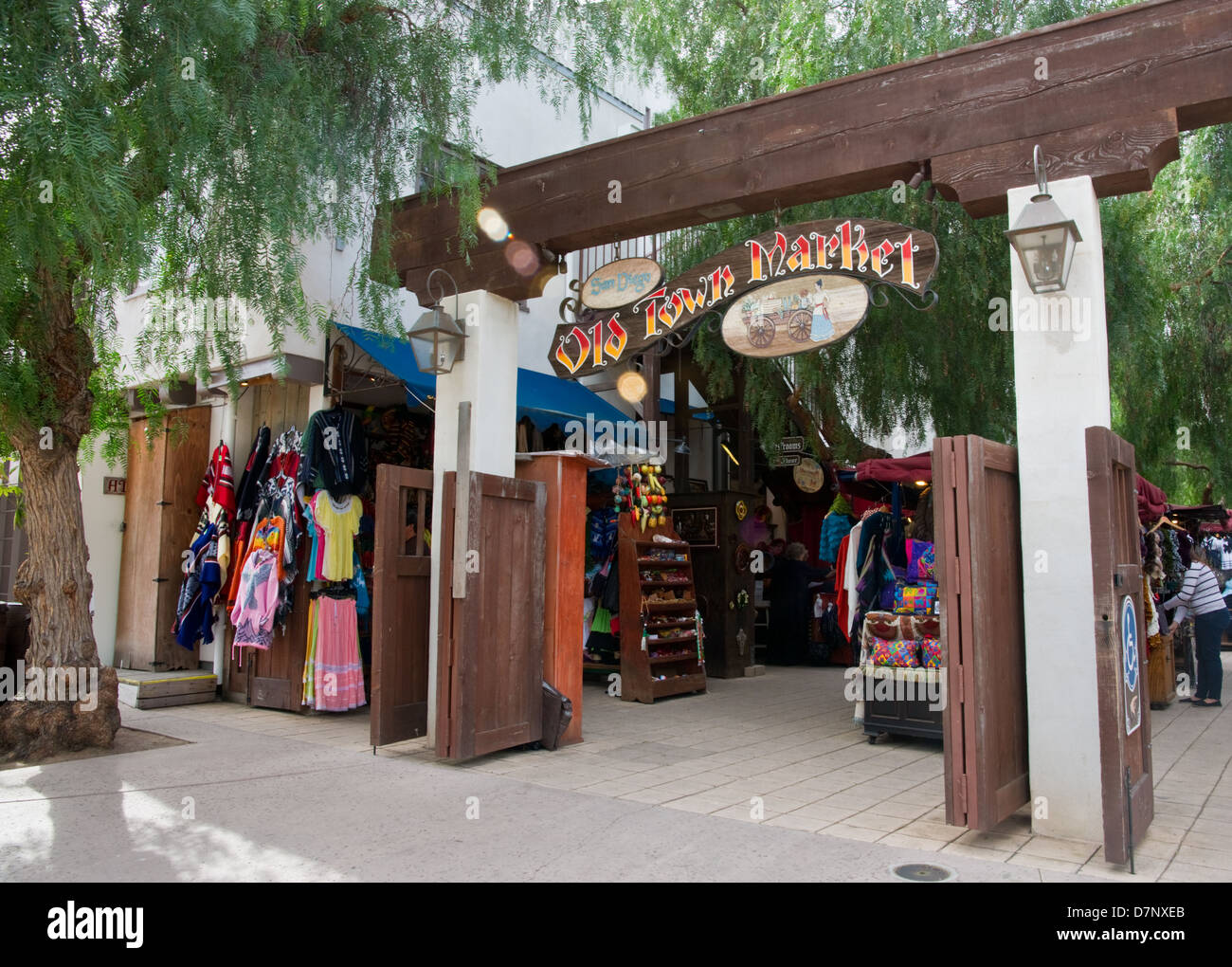 Small town square hi-res stock photography and images - Alamy