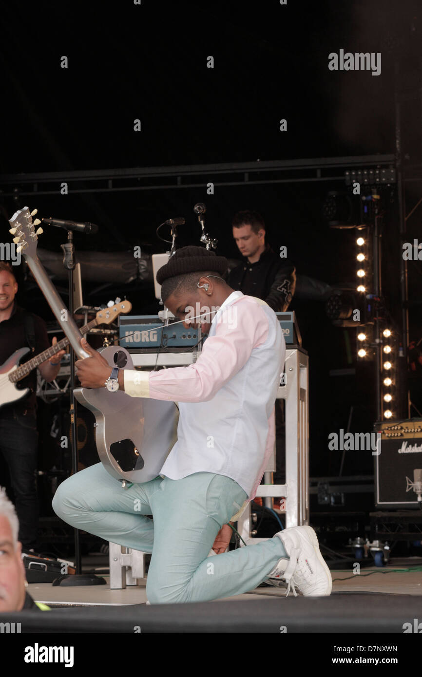 Labrinth Timothy Mc Kenzie playing guitar at the Party to celebrate the ...