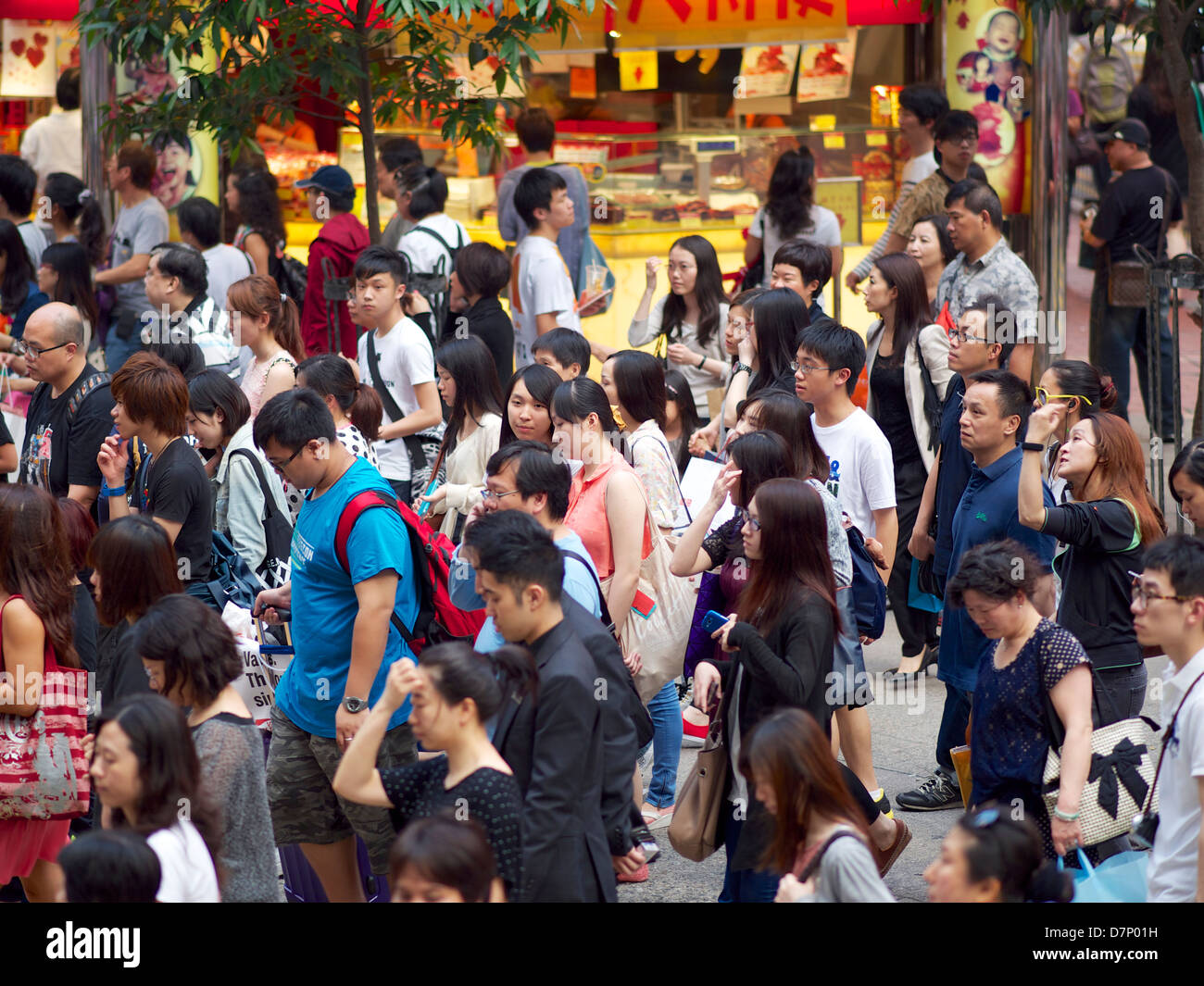 Busy Saturday afternoon in Causeway Bay, Hong Kong Stock Photo - Alamy