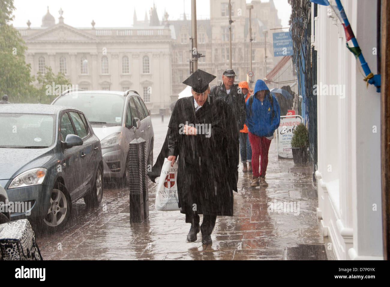 Cambridge university graduates on graduation hi-res stock photography ...